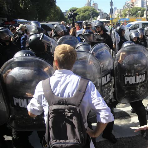 Paro docente la policía arrojó gas pimienta a los manifestantes Filo