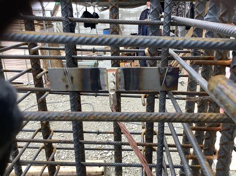 接地 銅板 と 1f 柱 の 主筋 を 溶接 で 接続 ↑