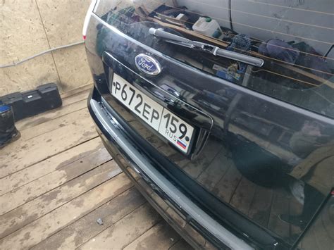 Замена молдинга крышки багажника — Ford Focus II Wagon, 2 л, 2008 года ...