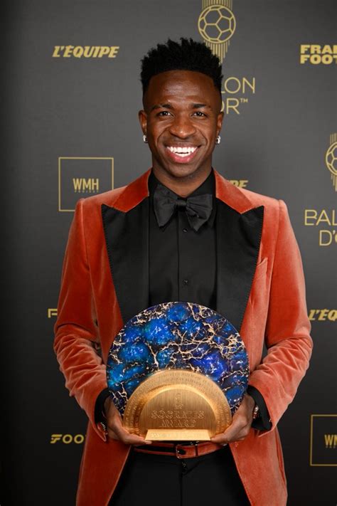 Bola De Ouro Vini Jr Leva Prêmio Sócrates E Celebra Ações Sociais E
