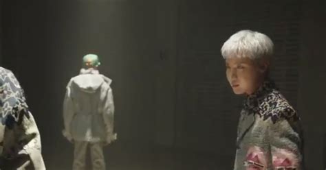 방탄소년단 제이홉 화려한 의상 빛나는 실버 헤어