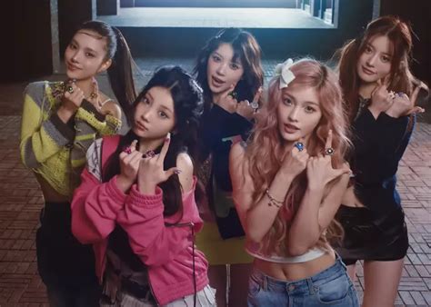 Illit Tick Tack Clip