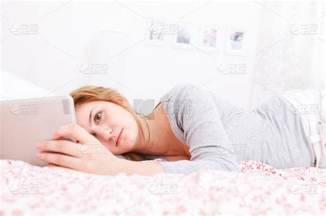 青年女人 平衡折角灯 电子书 留白 水平画幅 家庭生活 仅成年人 现代 青年人 数字化显示