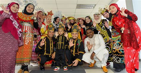 Sambut Aidilfitri Dengan Busana Etnik Sendiri Berita Harian