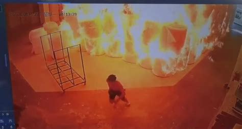 男子点燃珍珠棉致仓库起大火，律师：涉嫌放火罪或失火罪 荆楚网 湖北日报网