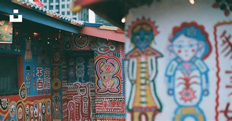 빨간색 파란색과 흰색 꽃 지붕 사진 Unsplash의 무료 예술 이미지