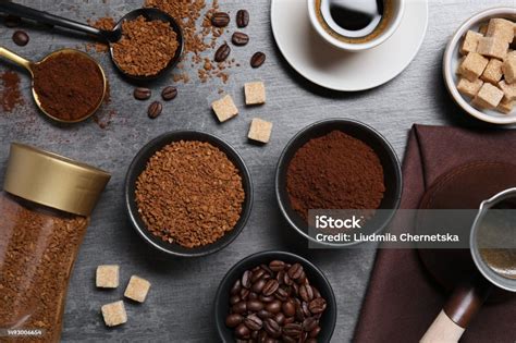 회색 테이블에 원두 인스턴트 및 분쇄 커피가 있는 플랫 레이 구성 0명에 대한 스톡 사진 및 기타 이미지 0명 가루 설탕 가루로 빻은 Istock