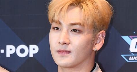포토 뉴이스트 백호 부드러운 눈빛~