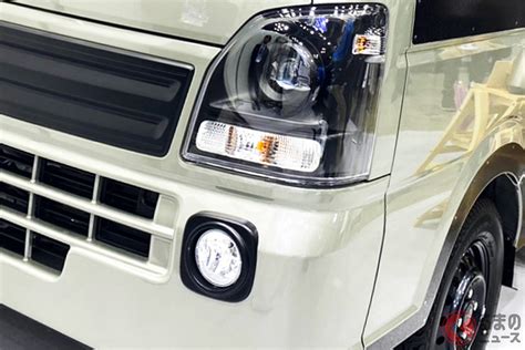 スズキが新「斬新軽トラ」を実車展示！ めちゃ「画期的な荷台」がすごい！ 精悍ブラック顔×4wd採用の「軽トラ市」向けモデルとは くるま