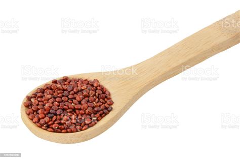 잘라 경로와 필드의 전체 깊이와 흰색 배경에 고립 된 나무 숟가락의 빨간 퀴노아 씨앗 0명에 대한 스톡 사진 및 기타 이미지
