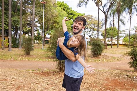Pai E Filha Brincando No Parque Feliz Dia Dos Pais Pai Jogando Em Um