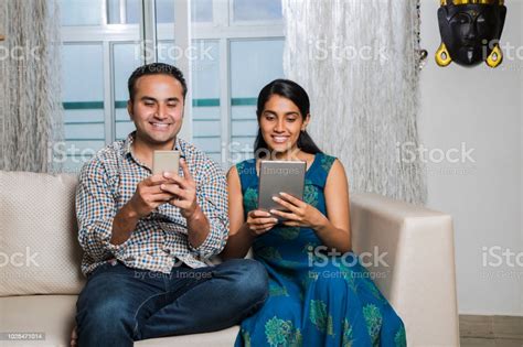 젊은 커플 소파에 휴식 하 고 별도로 스마트 폰을 사용 하 여 재고 이미지 남자에 대한 스톡 사진 및 기타 이미지 남자 쇼핑 인도 인도아 대륙 Istock