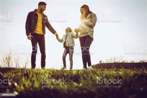 행복 한 부모 그들의 딸 공원에서 놀고 부모 그들의 딸과 함께 구 유 공원 산책입니다 3 명에 대한 스톡 사진 및 기타 이미지