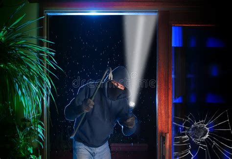 El Ladrón De La Noche Acaba De Romperse En Un Hogar Imagen De Archivo
