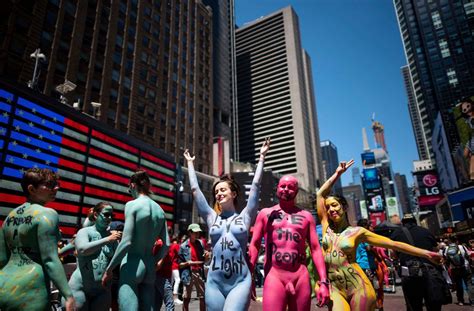 Zahlreiche Menschen Haben Sich Nackt Auf Dem New Yorker Times Square