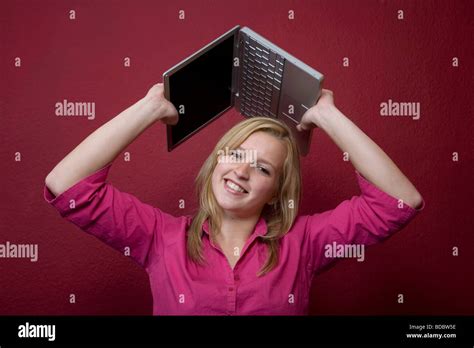 Porträt Eines Mädchens Mit Einem Laptop Stockfotografie Alamy