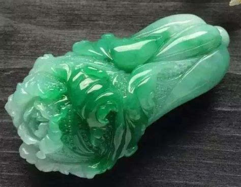 翡翠玉白菜有什么寓意和作用 翡翠玉白菜应该怎样摆放 翡翠源头 翡翠批发 中国翡翠网首选翡翠商城
