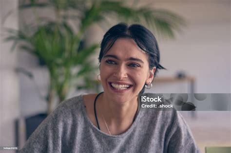 현대적인 사무실에서 안경을 쓴 젊은 미소 사업가는 동료들에게 다양한 비즈니스 아이디어를 자신있게 설명하고 제시하여 전문성과