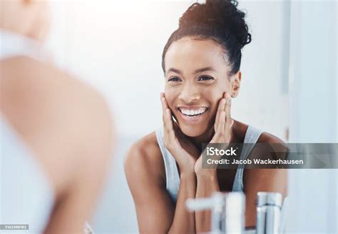 뷰티 거울 및 스킨 케어는 아침 화장품 루틴을 위해 집의 욕실에서 여성과 함께합니다 얼굴 마사지 위생 또는 치료를 위해