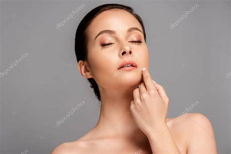 Hermosa Mujer Desnuda Con La Piel Perfecta Y Los Ojos Cerrados Tocando