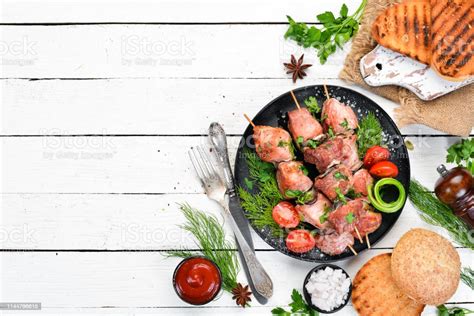 야채와 꼬치 검은 접시에 있는 케밥 평면도 무료 복사 공간 고기에 대한 스톡 사진 및 기타 이미지 고기 굽기 꼬챙이