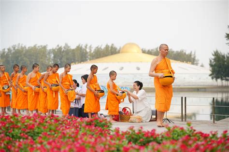 พรุ่งนี้ มีตักบาตร สามเณ สำนักสื่อสารองค์กร วัดพระธรรมกาย