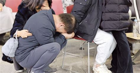 항공기 불타 생존 가능성 없다 발표에유가족 주저앉아 오열