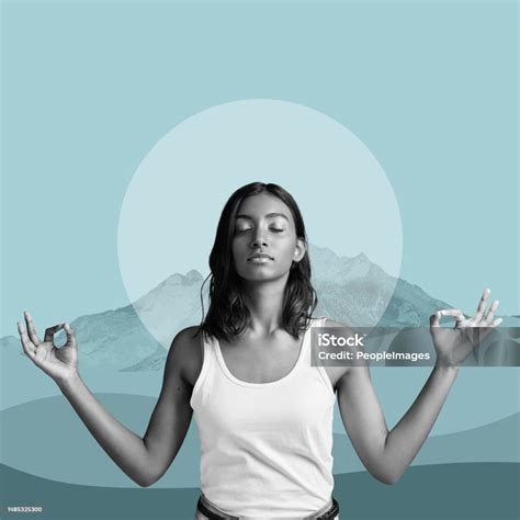 선 명상 포스터 위의 여성 파란색 배경의 산 연꽃이 균형을 이루고 있다 예술 요가 광고 및 건강 웰빙 및 차분한 영적 라이프