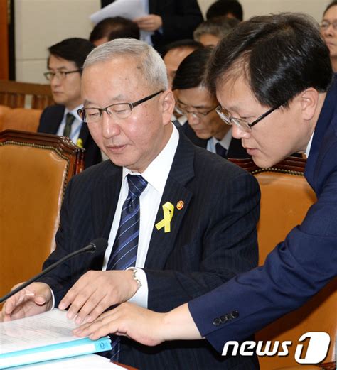 답변 준비하는 현오석 부총리 뉴스1