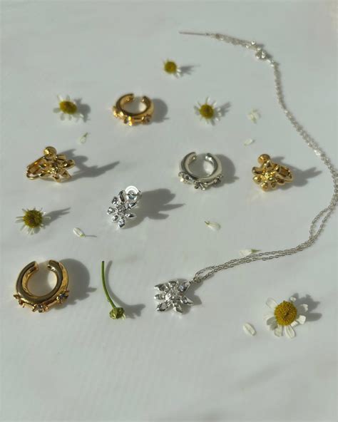 寒さで元気が無くなって 茎が萎れた部分のお花をコップに浮かべて癒しにしていたのだけれど そこに陽が差し込んだ愛らしさと美しさが今日を特別な日