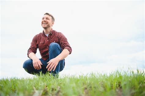 젊은 농부가 밭에서 밀 콩나물의 품질을 검사합니다 농업의 개념 걷기에 대한 스톡 사진 및 기타 이미지 걷기 검사 보기 계절 Istock