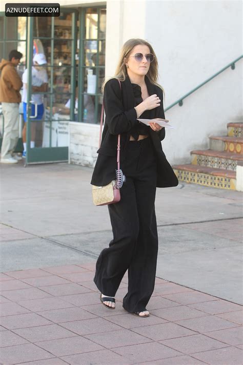 Grace Gummer Feet Aznudefeet