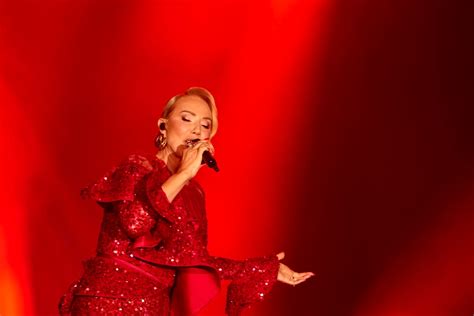 Lepa Brena S Pjesmom Uđi Slobodno” Otvorila Drugi Koncert U Sarajevu