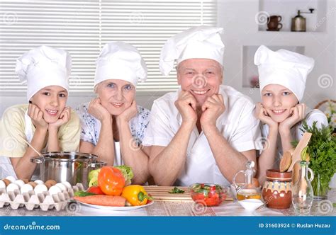 Nonni Ed I Loro Nipoti Fotografia Stock Immagine Di Nipote