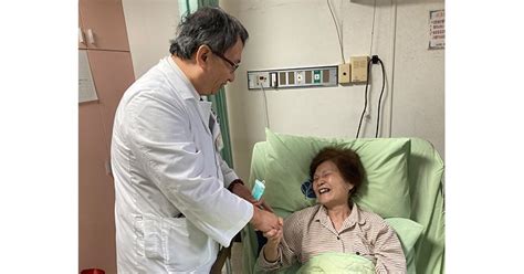八旬婦頭暈倒臥路邊，出手相救又撐傘擋烈日的人竟是他！ 華人健康網 專業即時優質的健康新聞及資訊分享平台業即時優質的健康新聞及資訊分享平台