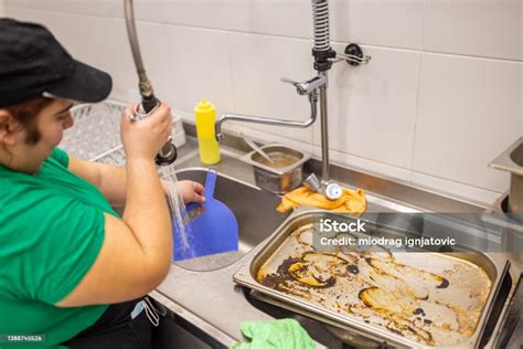 패스트 푸드 레스토랑 주방에서 설거지를 하는 여성 직원 그릇에 대한 스톡 사진 및 기타 이미지 그릇 더러운 레스토랑