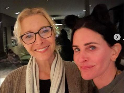 Courteney Cox Estrela De Friends Posa De Biquíni Entra Em Piscina
