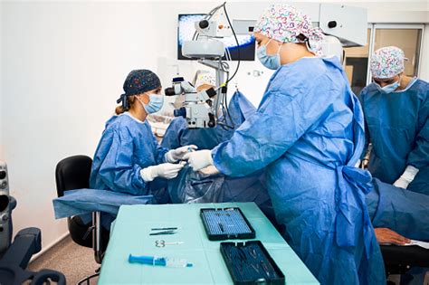 수술실에서 눈 수술을 수행하는 안과 의사 눈 신체 부분에 대한 스톡 사진 및 기타 이미지 눈 신체 부분 수술 25 29세