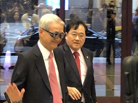 吳東亮獲頒北醫名譽醫學博士！吳東進觀禮親賀 兄弟互誇對方 威傳媒新聞 Winnews