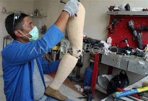 PRODUKSI ALAT BANTU PENYANDANG DISABILITAS ANTARA Foto