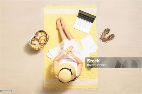 사업가 프리랜서는 모래 해변의 비치 타월에 앉아 그래픽과 차트와 노트북에서 작업 피부에 자외선 차단제를 적용 여름 위쪽 보기 35 39세에 대한 스톡 사진 및 기타 이미지