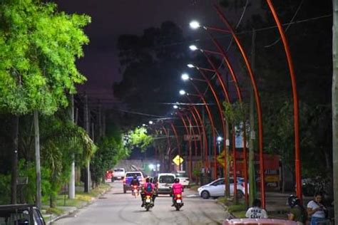 Acompañada de vecinos la intendente Fuentes inauguró la nueva iluminación led de cuadras