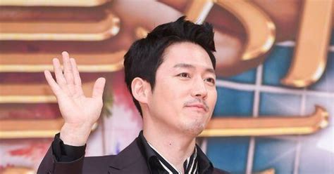 사진 장혁부드러운 손인사