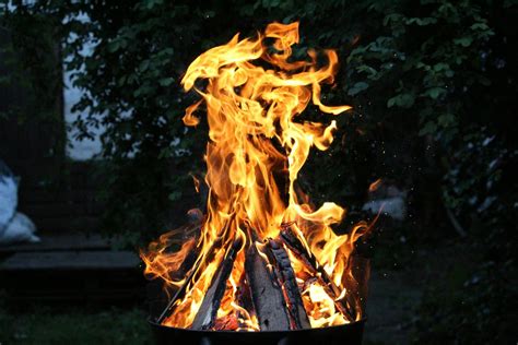 有关户外 垂直拍摄 壁爐 大火 娛樂 安慰 戶外 晚上放松 暮光 木堆燃烧 木材燃烧过程 木柴 柴堆 柴火 橙色