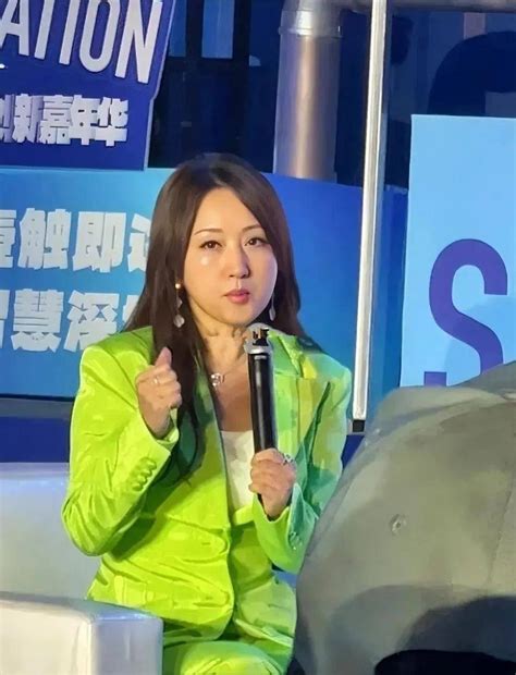 53岁杨钰莹商演被拍，穿一身粉衣甜美，虽然手臂粗壮身材圆润仍然年轻很自信！整体白色粉色