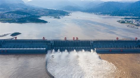 The Largest Hydroelectric Dam On The Planet It Increases The Length Of