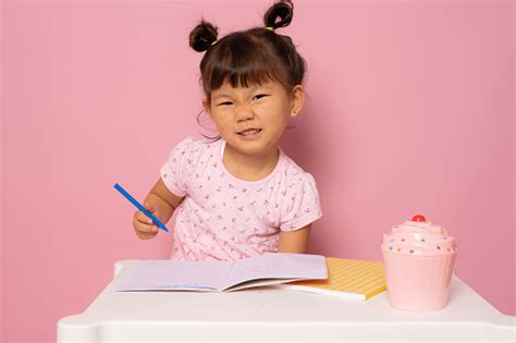 분홍색 배경에 고립 된 연필을 가진 귀여운 어린 아시아 소녀 교육에 대한 스톡 사진 및 기타 이미지 교육 귀여운 놀기 Istock