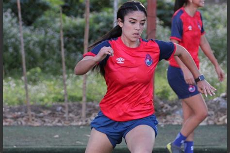 Celeste Paredes De Futbolista A Presentadora De Televisión