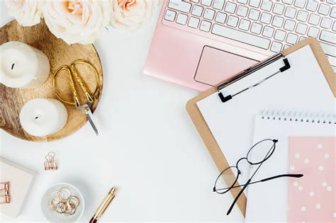 핑크 노트북 촛불 장미 안경 및 백색에 다른 액세서리와 세련 된 Flatlay 프레임 배열 여성 비즈니스 이랑 책상에 대한 스톡