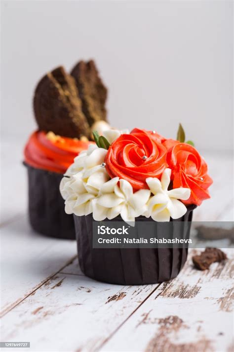 초콜릿 크림과 과자를 곁들인 컵케이크 나 머핀 케이크 축하 맛있는 디저트 클로즈업 0명에 대한 스톡 사진 및 기타 이미지 0명 갈색 거품 내기 Istock